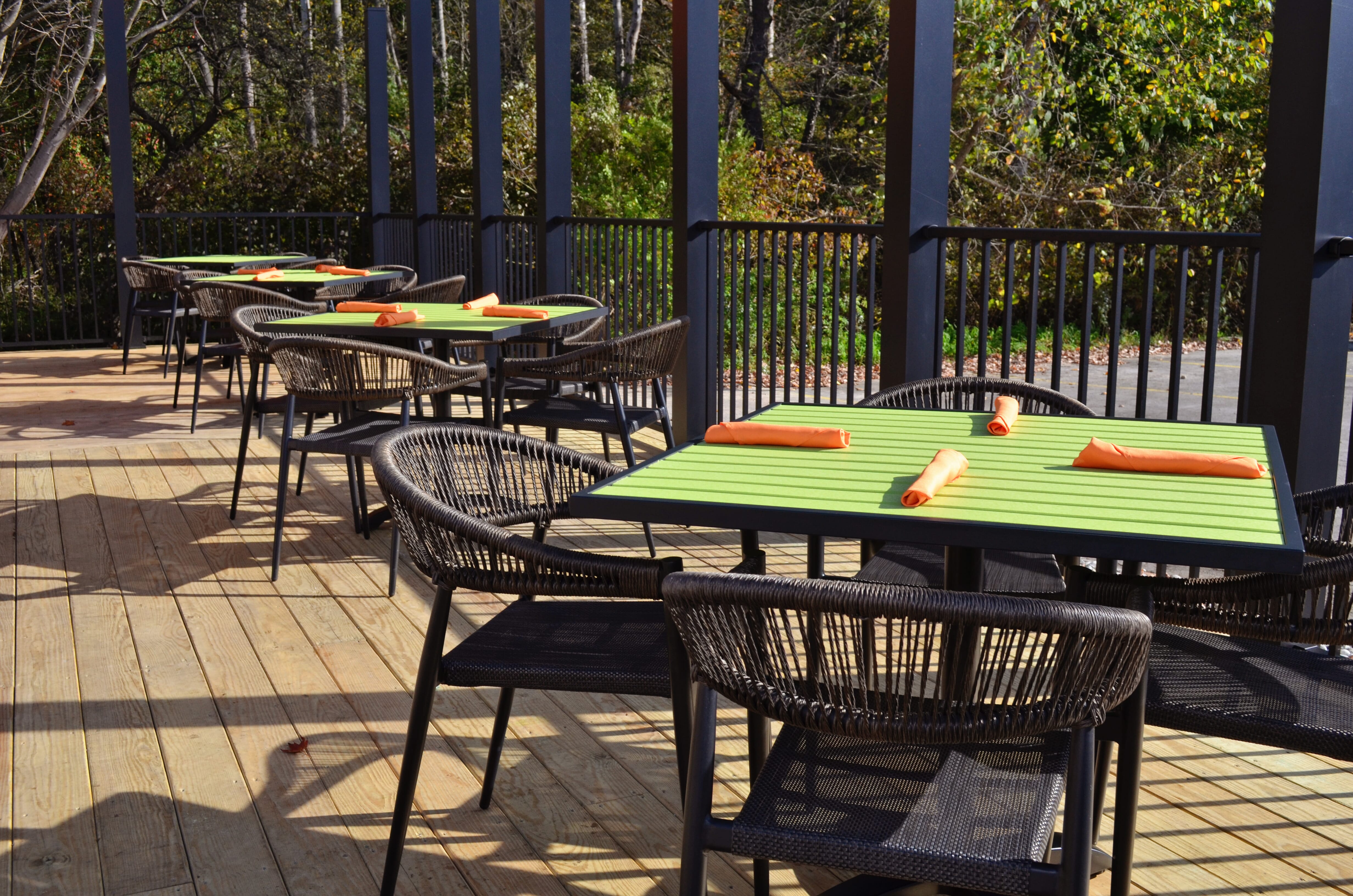How to Buy Fabric/Metal Hybrid Outdoor Seating for Your Restaurant